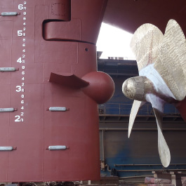 船舶の安全で効率的な運航に役立つサービスを提供します。